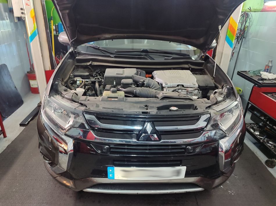 Revisión completa y cambio de batería 12V en Outlander PHEV - Otiauto es tu taller