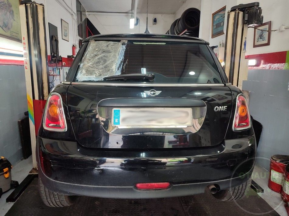 Cambio de cadena de distribución de un Mini One en Otiauto